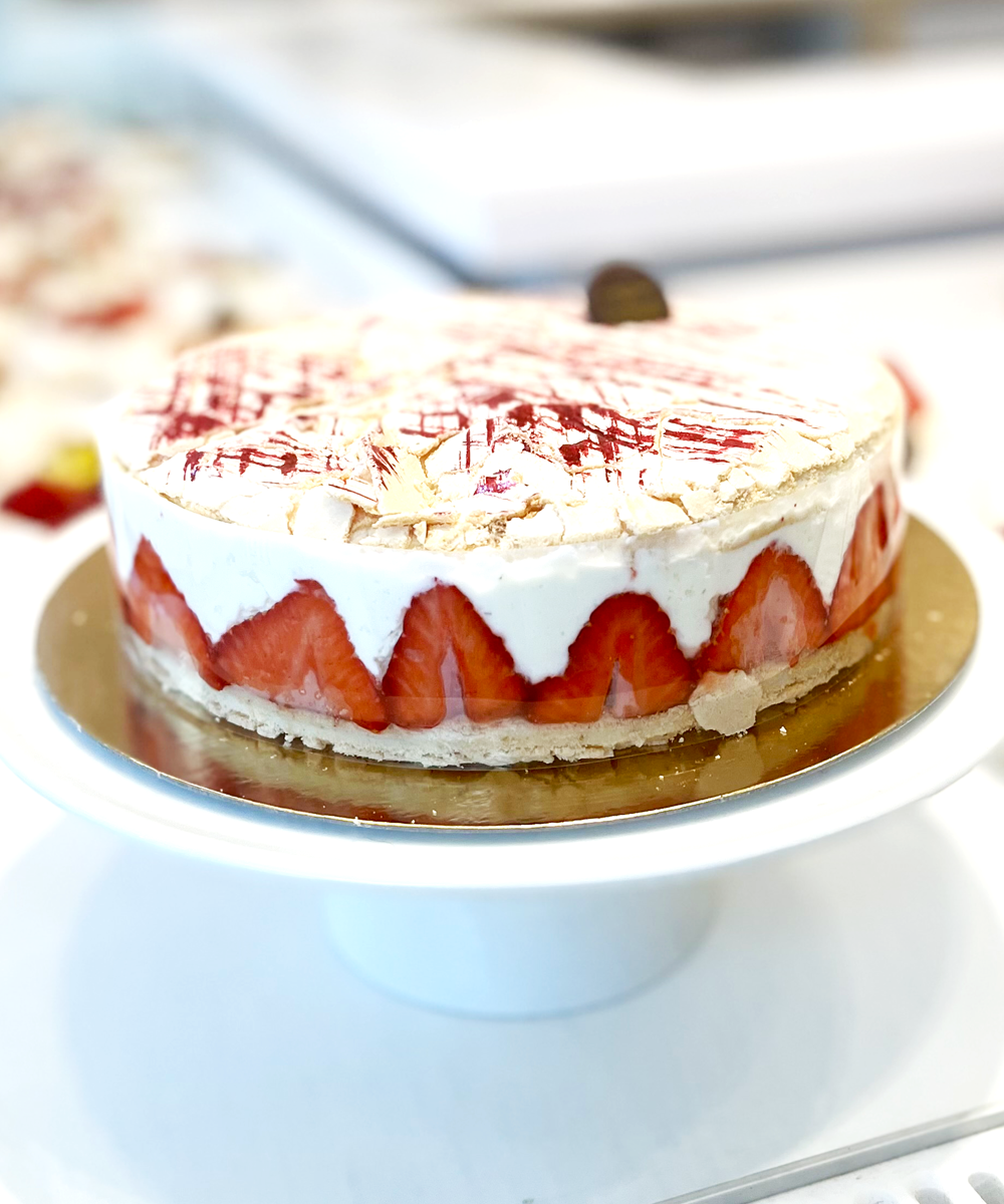 Strawberrry cake with soft meringue